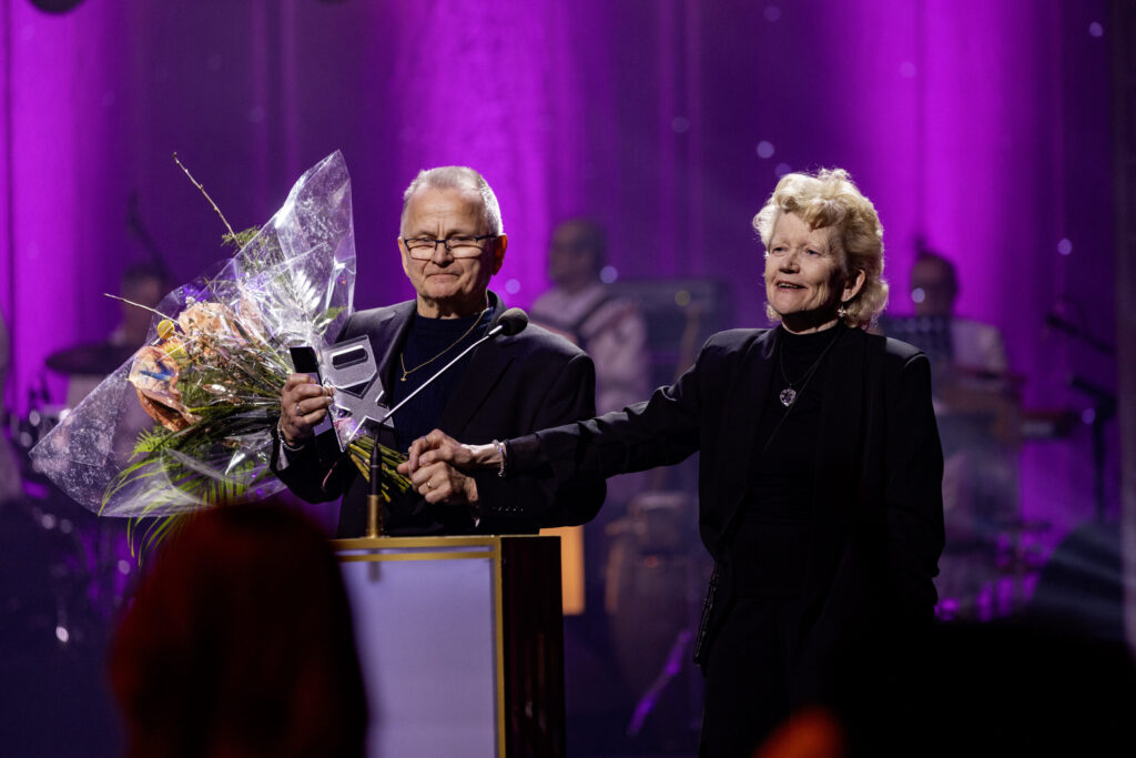 ”När vi gick in på en restaurang i Pajala stod alla upp och applåderade ...