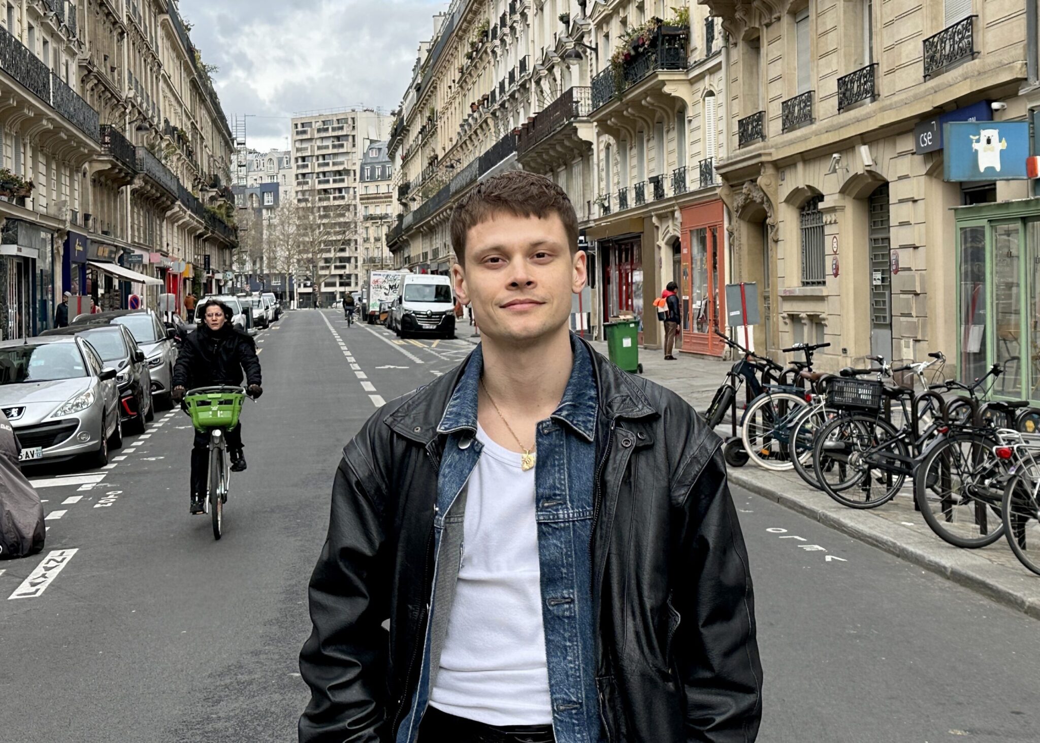 Tv-profilen August har flyttat till Paris: ”Min bästa tjejkompis säger ...