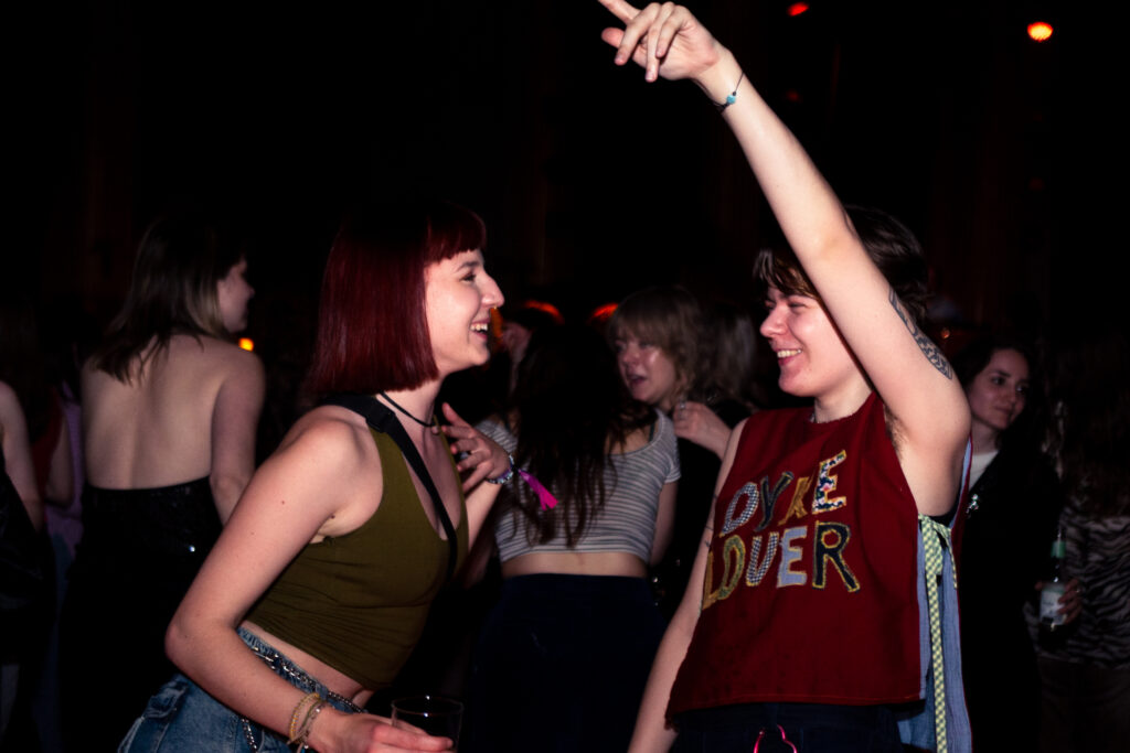 ‘Girls just wanna have fun’ -det blev en het kväll på Moxy – QX