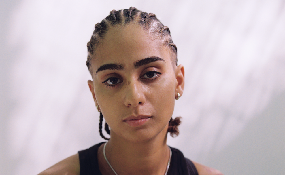 ”Hjärtat liksom sprang efter henne” – Amani Smith släpper musik – QX