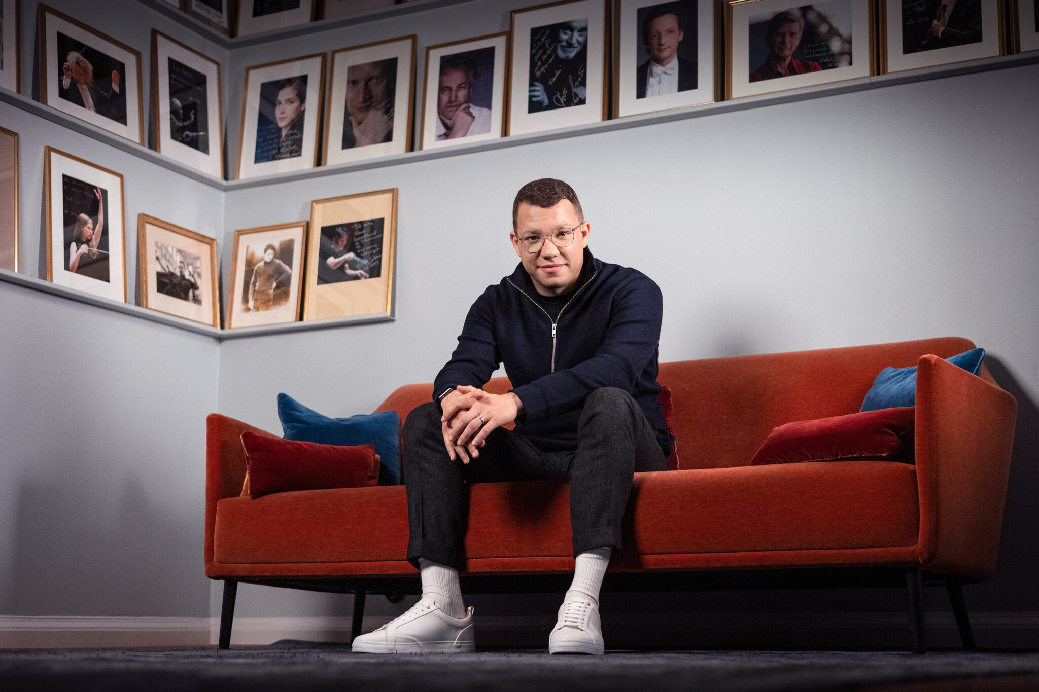 ”Torka aldrig tårar utan handskar” blir musikal 2026 – QX